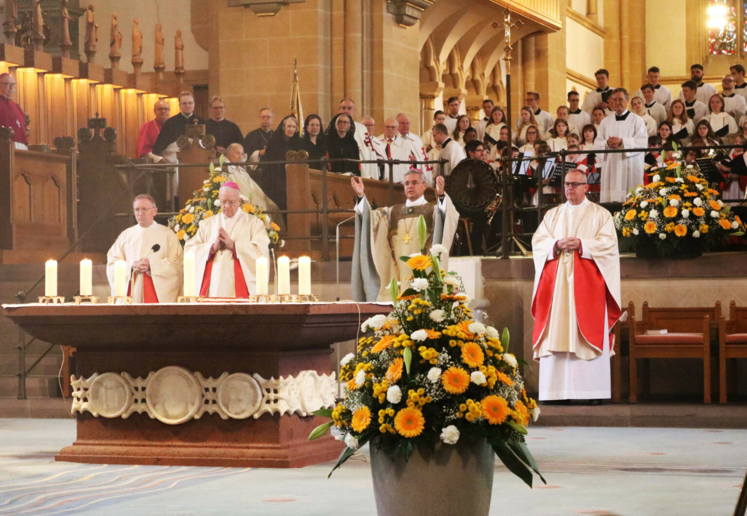 Paderborner Prozessions-Premiere für Erzbischof Dr. Udo Markus - Der Dom